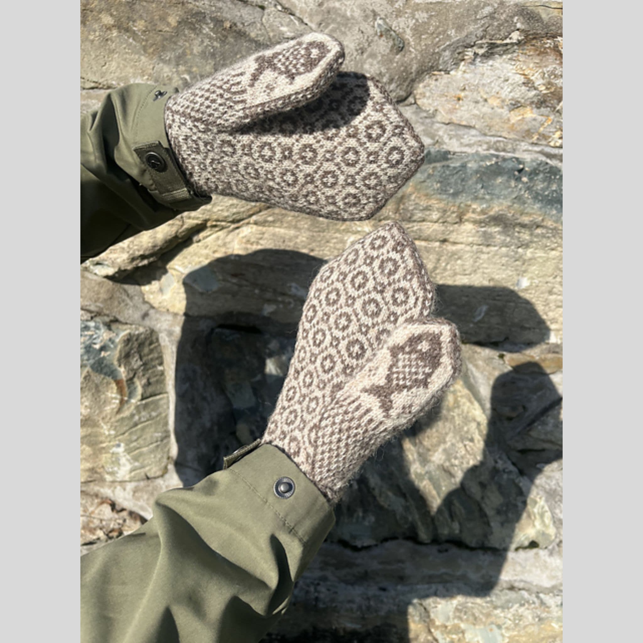 Kitten Catch Mittens by Florence Miller in Jamieson's of Shetland Spin ...